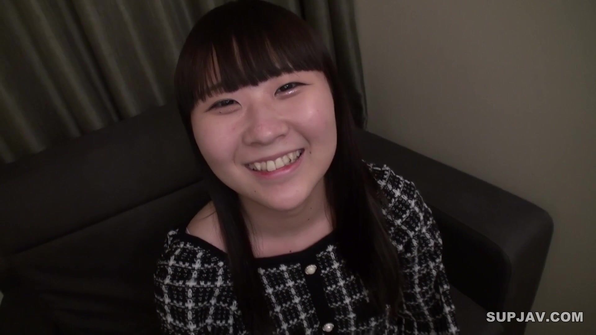 FC2PPV-3233960 Exclusive Uncensored A naive and shy 20 year old trimmer Bright and friendly ...